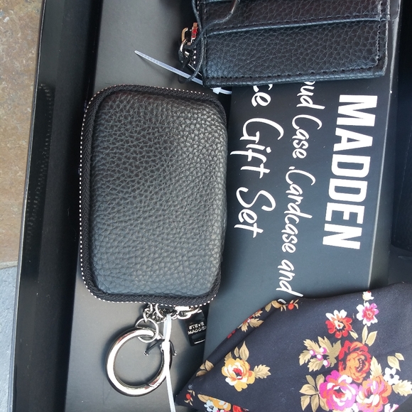 Steve Madden | Bags | Steve Madden Gift Set Satchel Scarf Credit ...